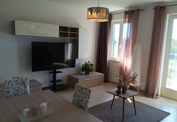Cozy, Well-stocked, And Well-lit ... Located Just Minutes From The Merav. Lake - Capodimonte