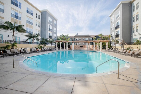Blueground | Santana Row, Pool & W/d, Nr Mall - Los Gatos, CA