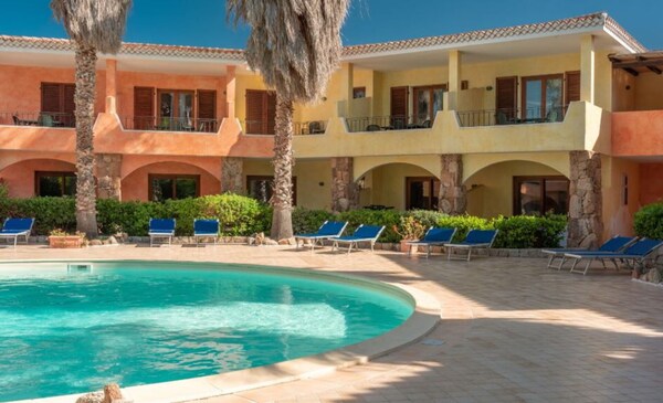 Precioso Apartamento Para 4 Personas Con Wifi, Piscina, A/c, Tv, Mascotas Permitida Y Aparcamiento - La Maddalena