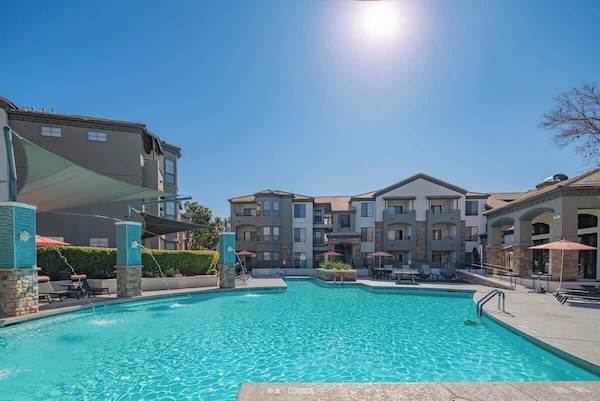 Convenient 1bd Apartment In West Gate With Pool Gym Parking - Desert Diamond Casino - West Valley