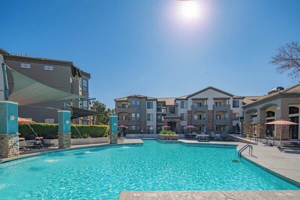 Elegant 1bd Apartment In West Gate With  Pool Gym Parking - Desert Diamond Casino - West Valley