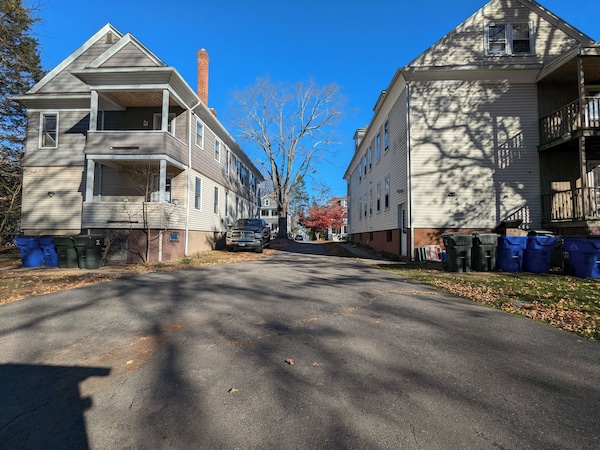 Spacious & Private 2br Near West Hartford Center W Free Parking - Bloomfield, CT