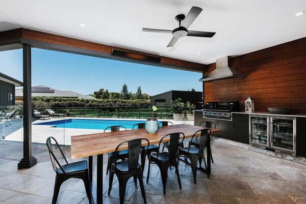 The Wine Manor Lavish Poolside Living - Mudgee