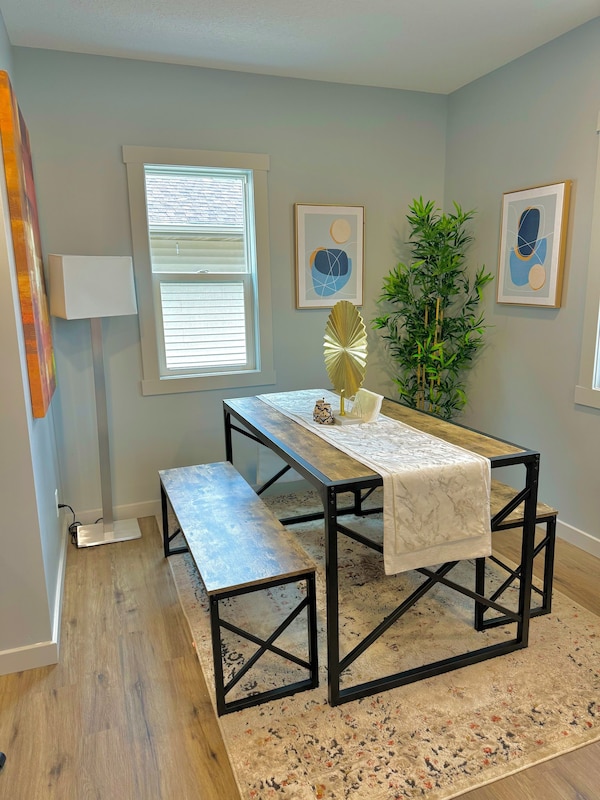 Cozy/modern Home In Minneapolis With 4 Bedrooms And 2 Bathrooms, Sleeps 8! - Maple Grove, MN
