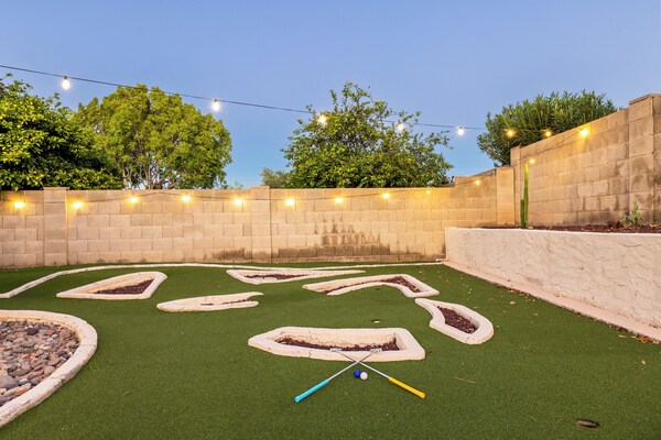Modern Ranch W/ Pool, Putt-putt, Arcade & Sleeps 14  Perfect For Families! - Phoenix