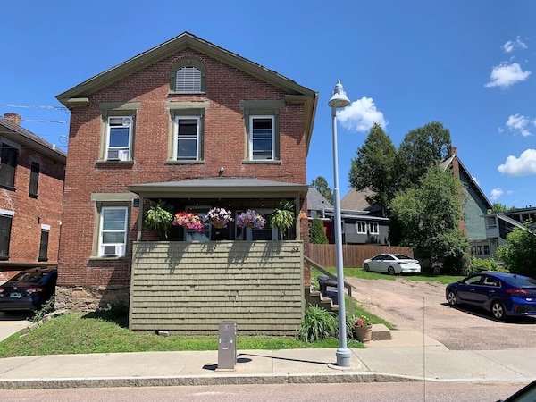 Postmodern Penthouse | 1 Min Walk Dining + Shops - Shelburne, VT