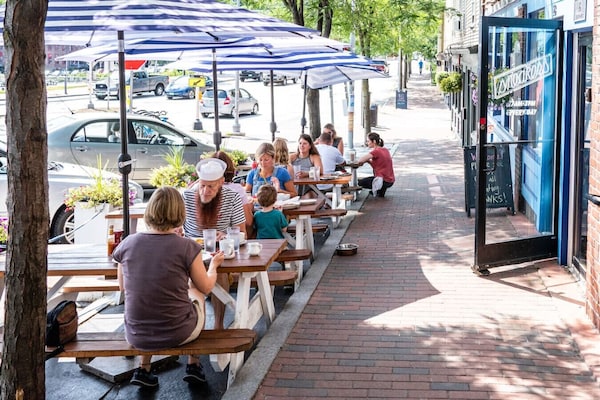 Bohemian Penthouse | 1min Walk Restaurants + Shops - Burlington