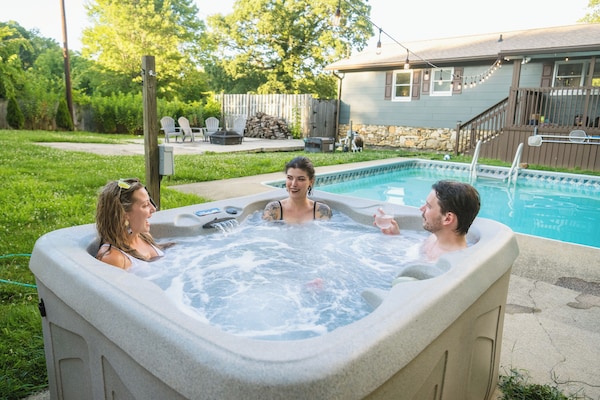 Black Mountain Retreat! Pool/hottub/games/firepit - Black Mountain, NC
