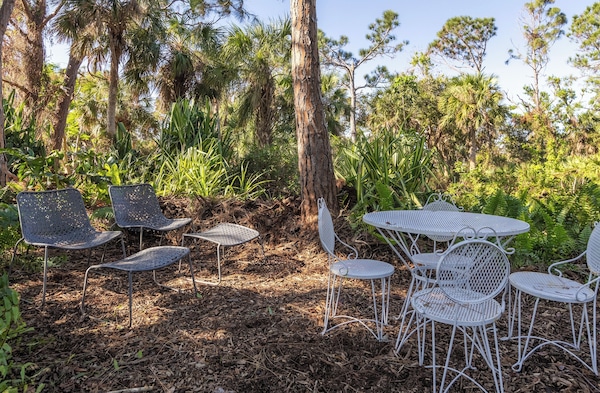 Jungle Cottage 1mi To Beach On 1+acre With Pool - Manasota Key, FL
