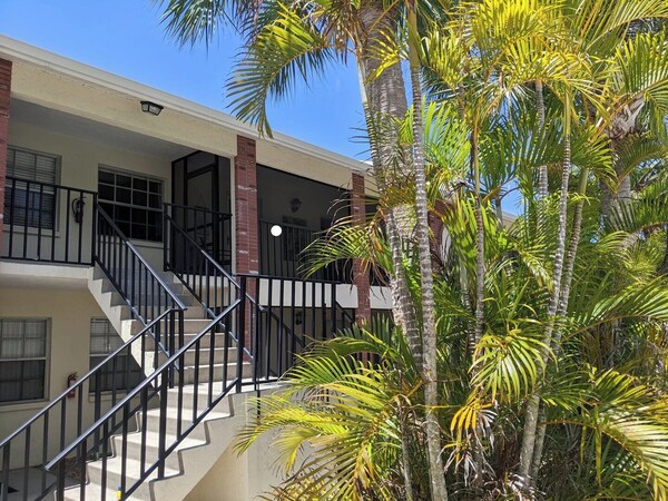 Best Location In Palm Manor Overlooking Pool - Blind Pass Beach, Englewood