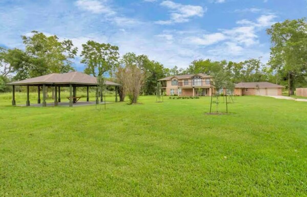 Great 5 Bedroom Bungalow Sitting In 3 Acre Lot - Sandy Point, TX