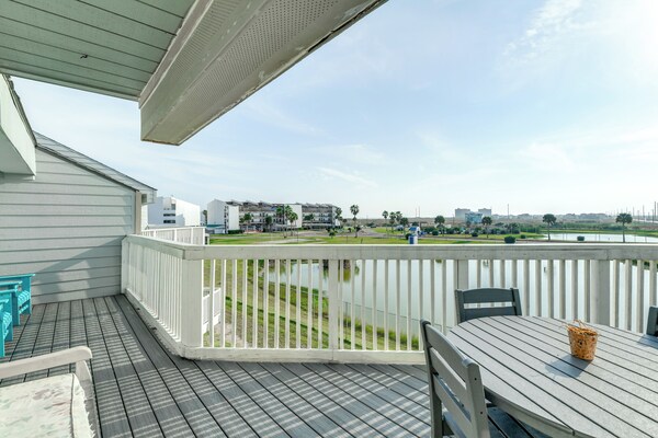Balcony, Pool & Beach Access: Port Aransas Condo! - Corpus Christi, TX