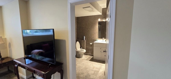 North Vancouver Rental - Block Away From Ocean - Mount Seymour