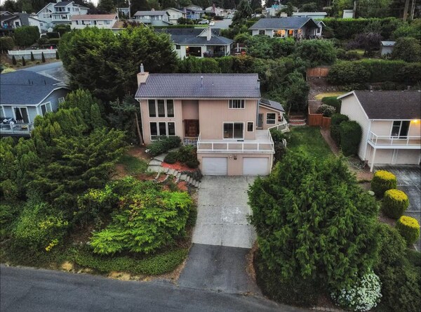 Relaxing Oceanview Retreat - 3br 2.5ba Hot Tub & Plenty Parking - Near Seatac - Federal Way, WA