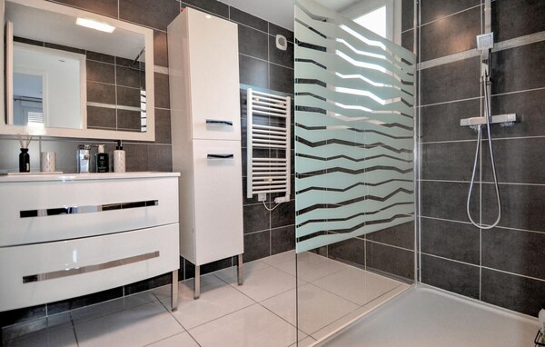 Impresionante Casa De 1 Dormitorio En. - Arles