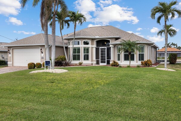 Canal-side Paradise: Spacious Cape Coral Retreat With Stunning Water Views - Cape Coral, FL
