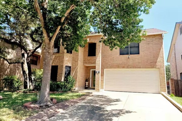 3br Fun Retreat: Game Room & Attractions Nearby! - Helotes, TX