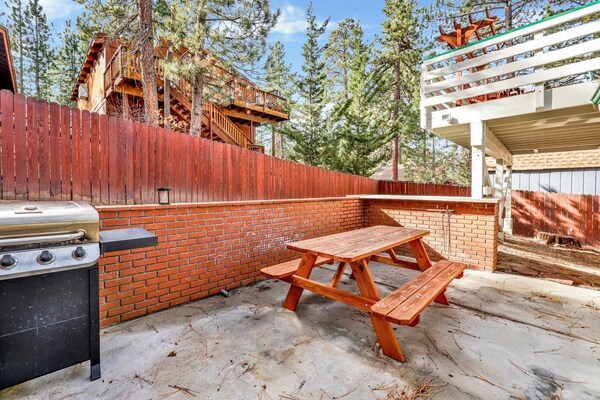 Green Squirrel Chateau W/ Pool Table + Games - Big Bear Lake, CA