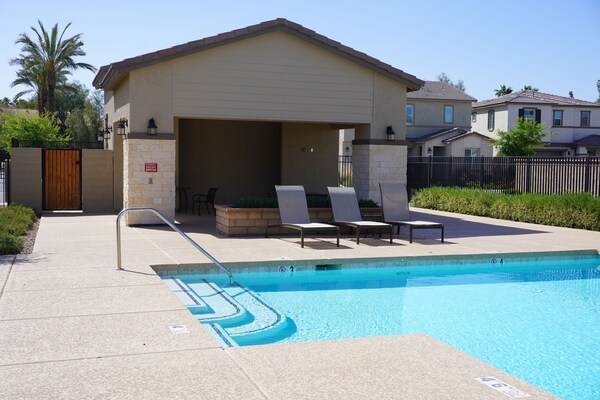 3-bedroom Cozy House With King Bed - Pool - Hot Tub - Relax And Unwind - Chandler, AZ