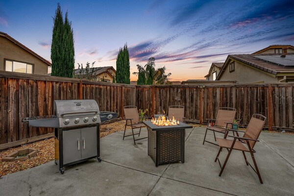 Napa Sonoma Wine Country 5br Retreat: Hot Tub, Arcades, Pool Table & Fun - Fairfield, CA