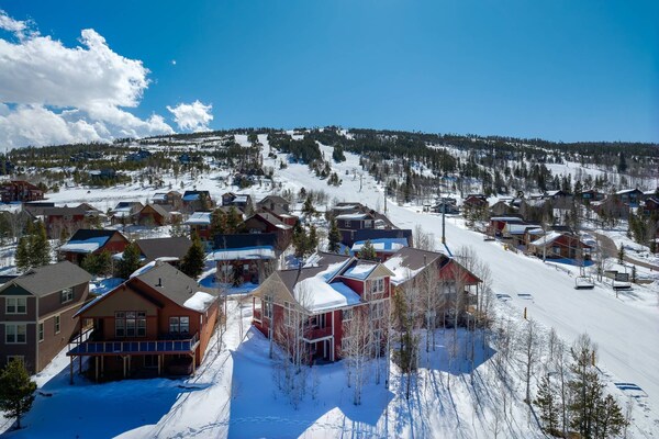 Epic Ski In / Ski Out Location, Hot Tub, Open Layout W/ Plush And Cozy Setting, Home Sits On Slopes - Granby, CO