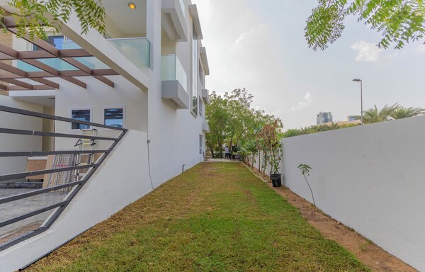 Beautiful Villa With Beautiful Space For Family And Suitable For Holding Parties - Charjah
