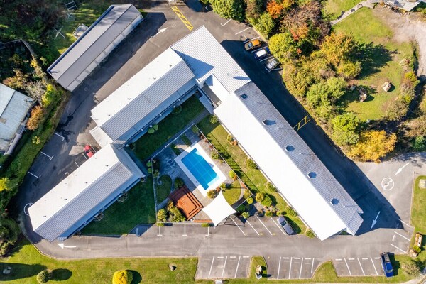 Lakeside Gem: Your Modern Retreat - Taupo
