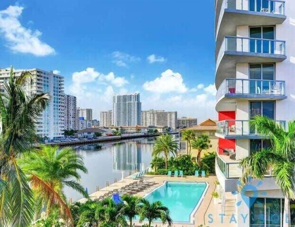 Amazing Apartment With  Balcony & Pool - Hallandale, FL