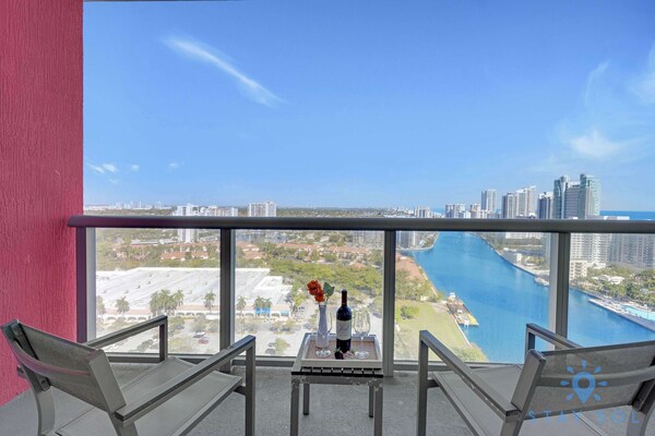 Amazing Balcony Near Beach - Hallandale, FL