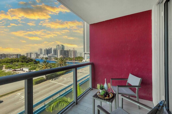 Modern Resort - Pool & Amenities - Hallandale Beach, FL