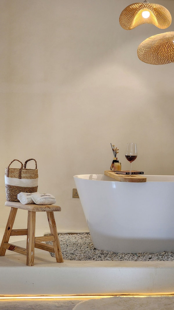 Luxury 2bhk Escape W/ Hot Tub, Free Wi-fi, Ac - Tibet