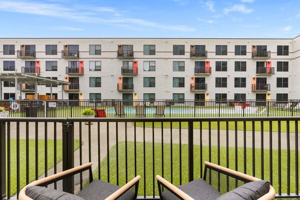 Lodgeur | Poolside Studio Escape | Midtown - Houston, TX