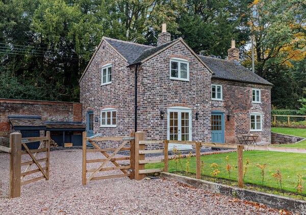 Hall Cottage - Two Bedroom House, Sleeps 4 - Stafford (UK)