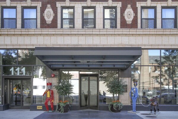 2 Sleek Eco-friendly Rooms W/ Natural Furnishings In Vibrant River North - Chicago