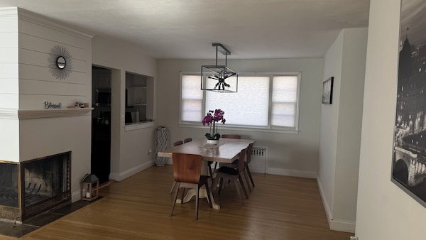 Charming 2-bedroom House In Bridgeport.trumbull/fairfield Line With Ac, Wifi. - Bridgeport, CT