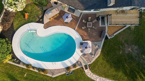 Lakehouse W/ Heated Pool, Hot Tub, Pontoon, Kayaks, Games - Battle Creek, MI