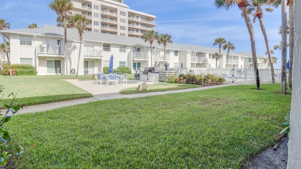 Charming Poolside Condo W/ Private Patio - New Smyrna Beach, FL