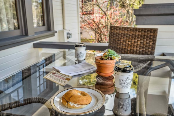 Expansive 2-room King Suite, Full Kitchen, Walk To Downtown Calistoga - Calistoga, CA