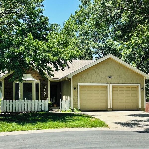 Charming 2-bedroom 2-bath Cottage With Ac, Wifi In Fabulous Lenexa - Shawnee, KS