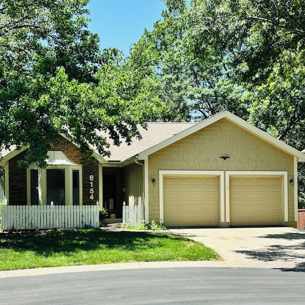 Charming 2-bedroom 2-bath Cottage With Ac, Wifi In Fabulous Lenexa - Shawnee, KS