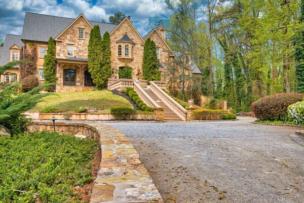 9-bedroom Atlanta Mansion For Rentals And Events - Sandy Springs, GA