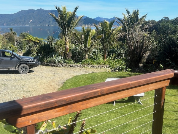 Remote Pelorus Sound Kiwi Bach On The Beach With Great Views - マールボロー・ディストリクト
