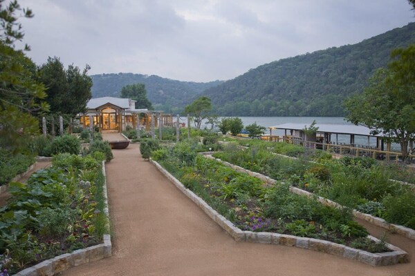 Enjoy Lakefront Retreat W/ Full Spa, Pools And Garden At Lodge-styled Resort - Austin, TX