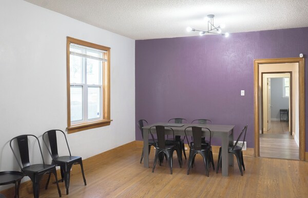 Spacious 2 Br 1 Bath - Near Downtown - Manitoba