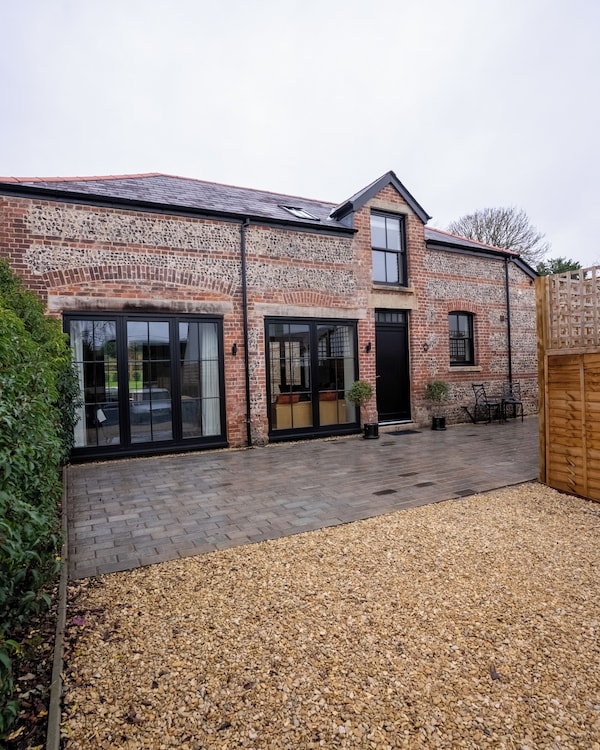 Charming 4-bedroom Villa In Enchanting Pimperne With Wifi - Blandford Forum