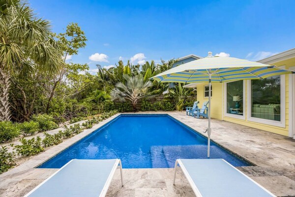 Wade N' Sea: On Canal, North End, 1 Block To Pine By Anna Maria Life Vacation Rentals - Anna Maria, FL