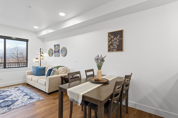 Brand New! 2 Bed Condo With Ac, 5 Mins Juneau Airport - 주노