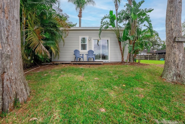 Lakefront Studio - Cozy - Stunning Views - Wesley Chapel, FL