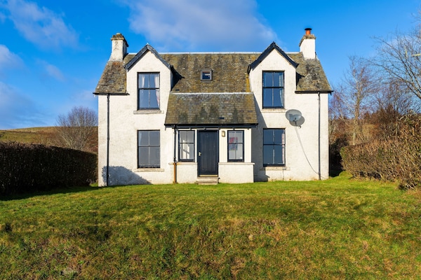 Milton Of Tullypowrie Cottage - A Cottage That Sleeps 8 Guests In 4 Bedrooms - Blair Atholl