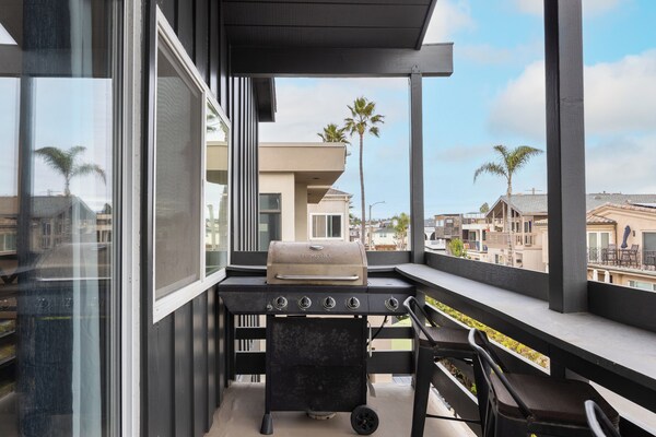 Shelly By Avantstay | Steps To The Beach | Deck W\/ Ocean Views | 5bdr - Costa Mesa, CA